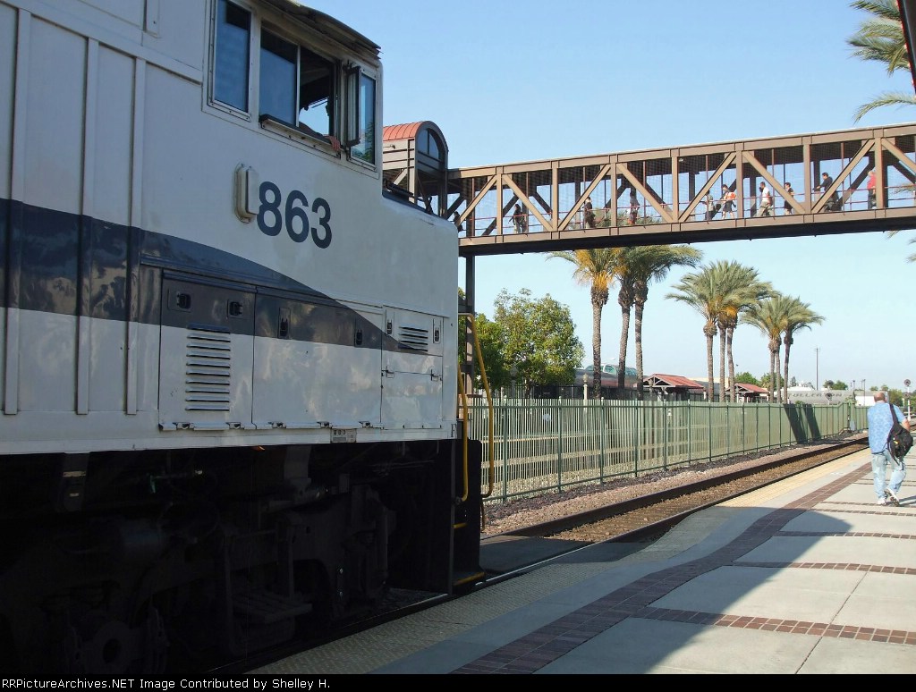 SCRX 863 leaving the station